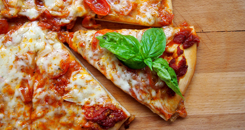 Szybkie ciasto na pizzę Delii Smith i prosta margherita - Blog ...