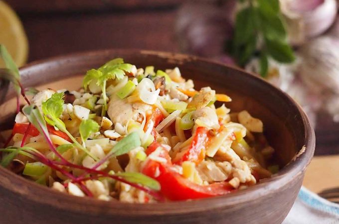 Tajski makaron z kurczakiem / Thai noodles with chicken - Karmelowy ...